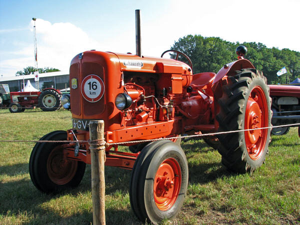 Fahrzeugseiten.de - Traktoren - Nuffield Universal Four (4DM)