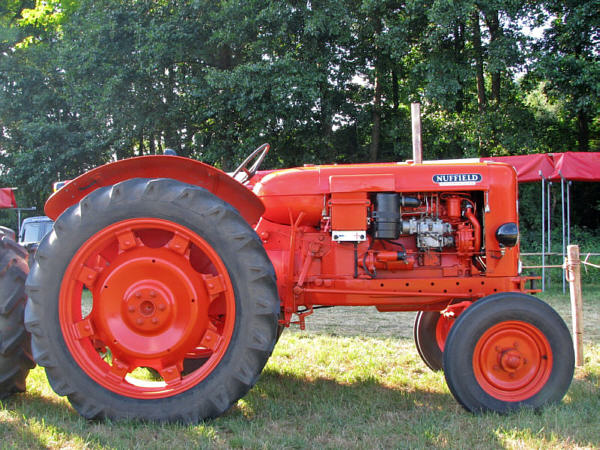 Fahrzeugseiten.de - Traktoren - Nuffield Universal Four (4DM)