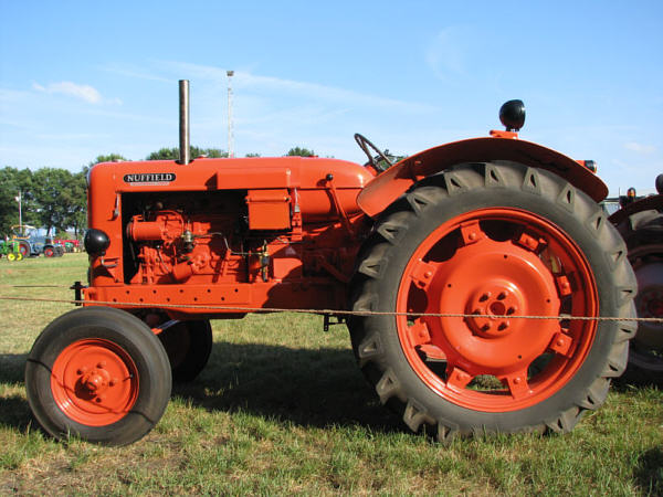 Fahrzeugseiten.de - Traktoren - Nuffield Universal Four (4DM)