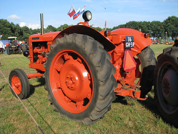 Fahrzeugseiten.de - Traktoren - Nuffield Universal Four (4DM)